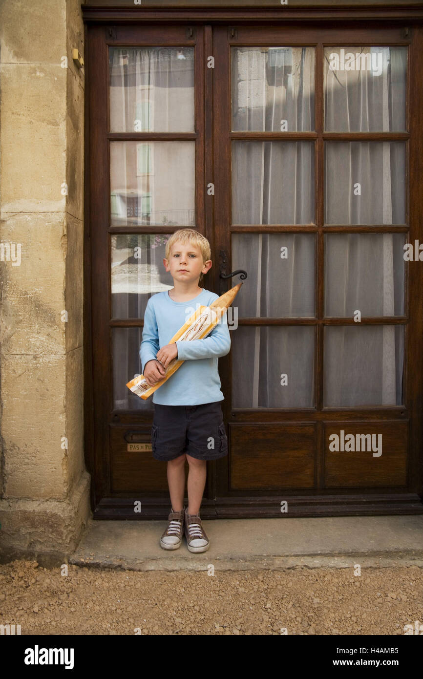 Blonder junge 8 jahre schüchtern -Fotos und -Bildmaterial in hoher ...