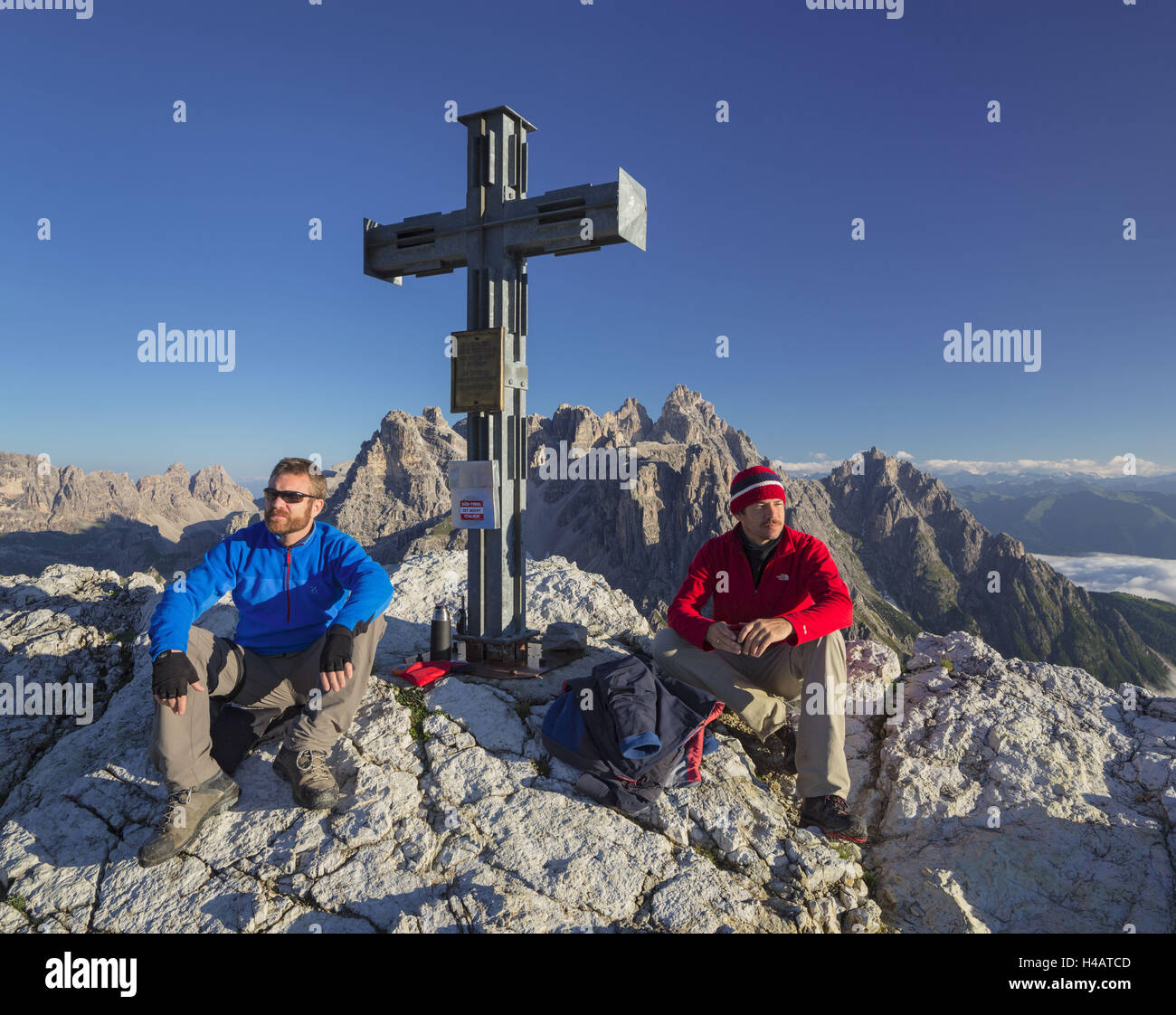 zwei Bergsteiger auf dem Gipfel zu überqueren, die Oberbachernspitze ...