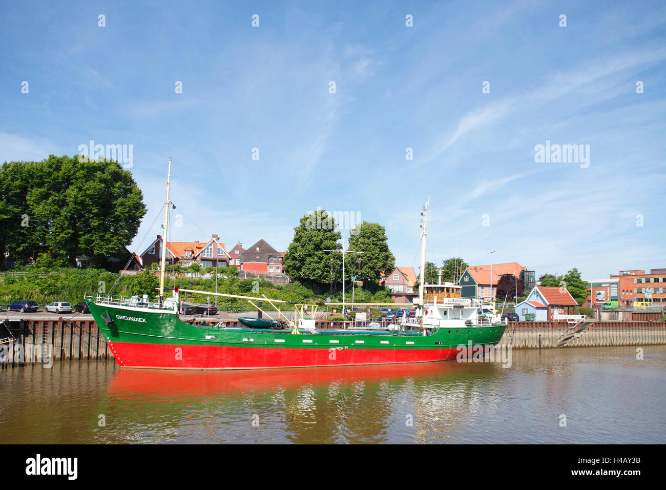 Deutschland, Niedersachsen, Stade, Stadthafen mit Museumsschiff ...