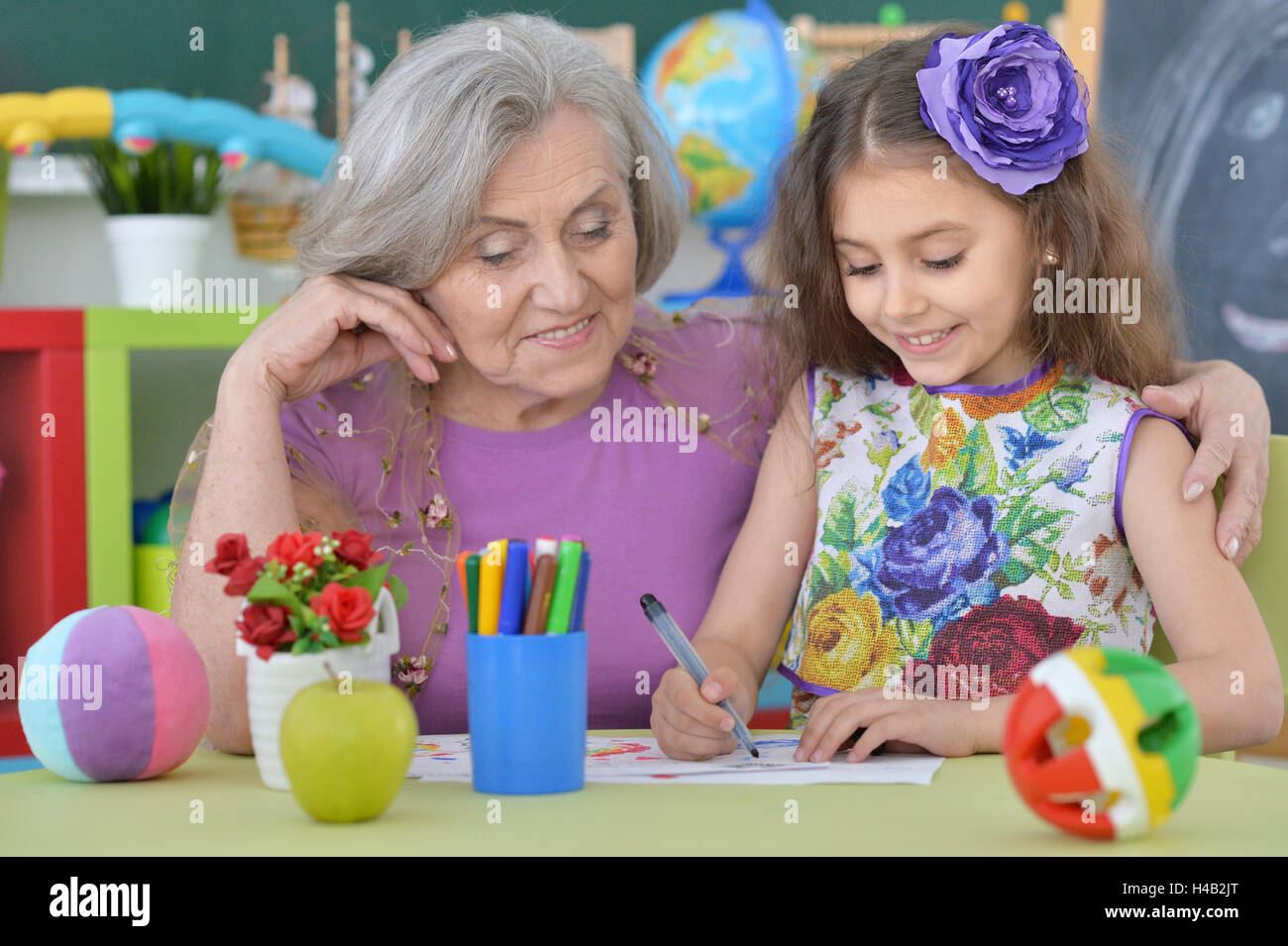 Oma mit Enkelin zusammen zeichnen Stockfotografie - Alamy