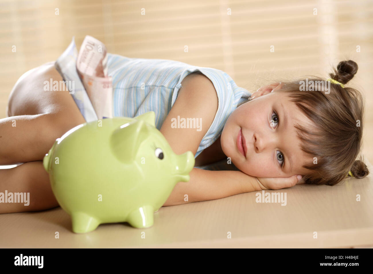 Kind, Mädchen, Sparschwein, Geld, Boden, Lüge, Traum-Kindheit, 4-6 ...