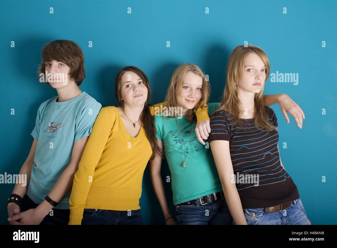 Teenager clique boy girl -Fotos und -Bildmaterial in hoher Auflösung ...