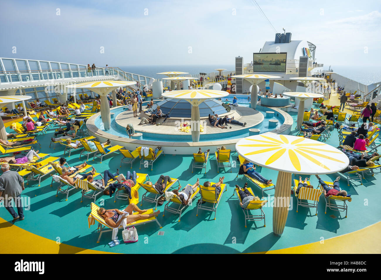 Kreuzfahrtschiff AIDABlu, Touristen auf die obere Kappe Stockfotografie ...