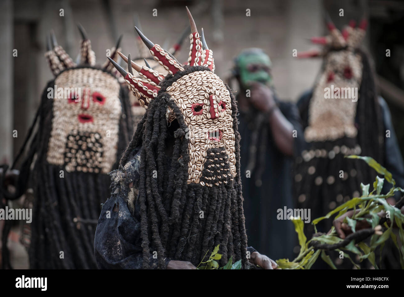 Männer von der Volksgruppe der Bamileke mit traditionellen Masken, Tanz ...