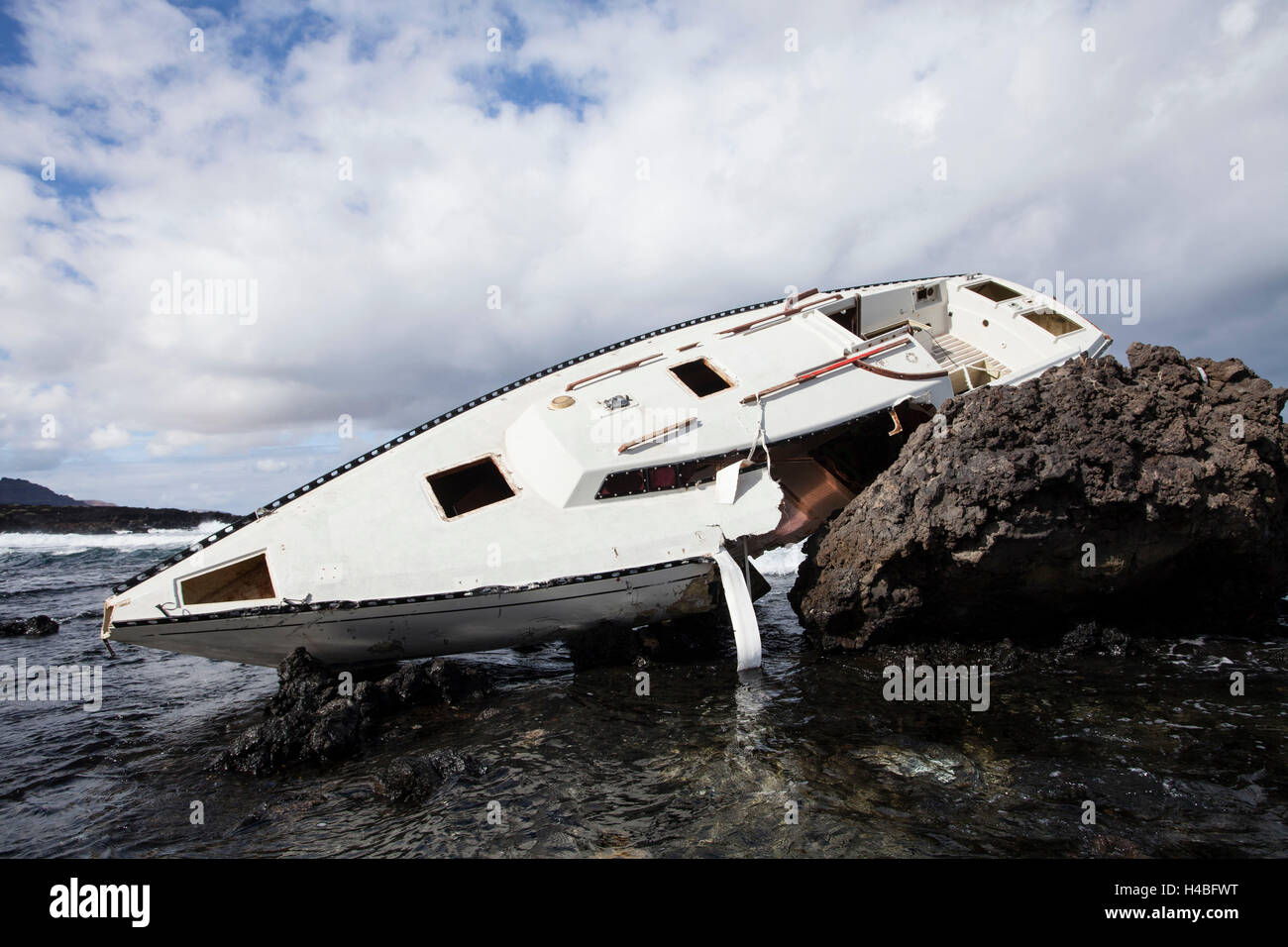Bootswrack defekt -Fotos und -Bildmaterial in hoher Auflösung – Alamy