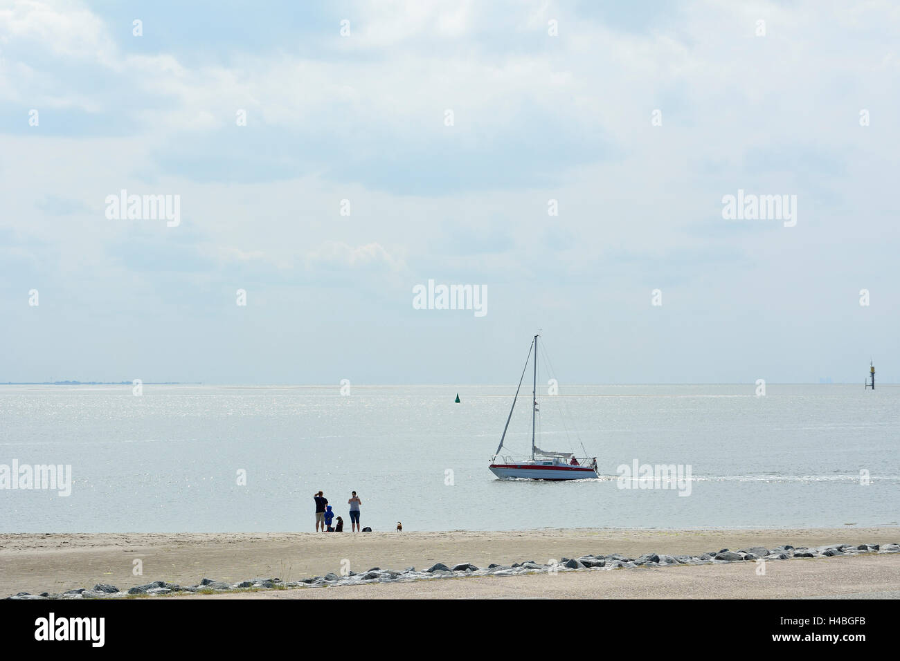Segelboot auf Nordsee und Familie am Strand, Sommer, Norderney, East ...