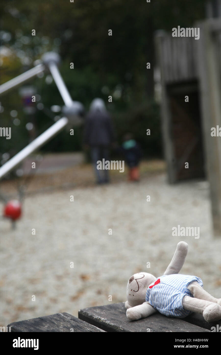 Fallen Teddy Stockfotos und -bilder Kaufen - Alamy