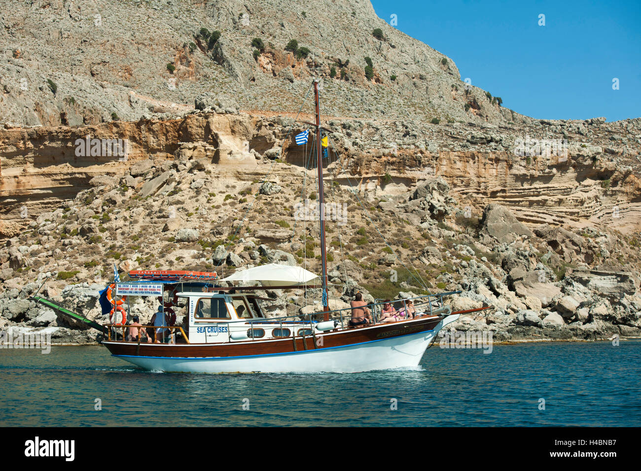 Griechenland, Rhodos, Boot mit dem Strand Kokkini Ammos im Süden von ...