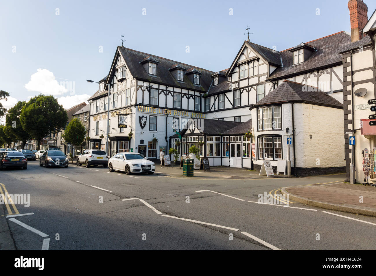 Die High Street und White Lion Pub in Bala Gwynedd Wales ...