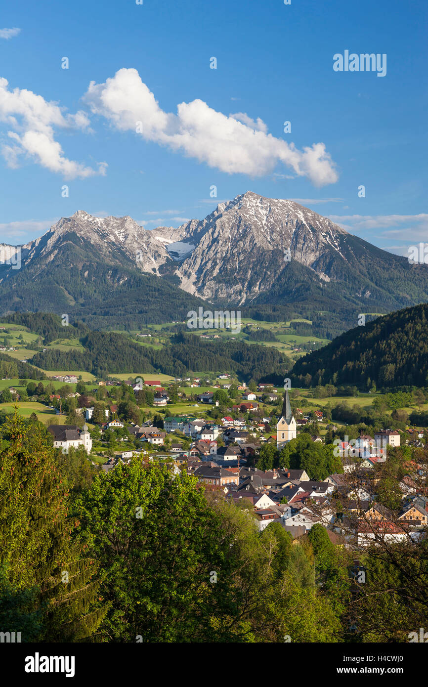 Windischgarsten, im Hintergrund die Berge kleinen und großen Pyhrgas ...