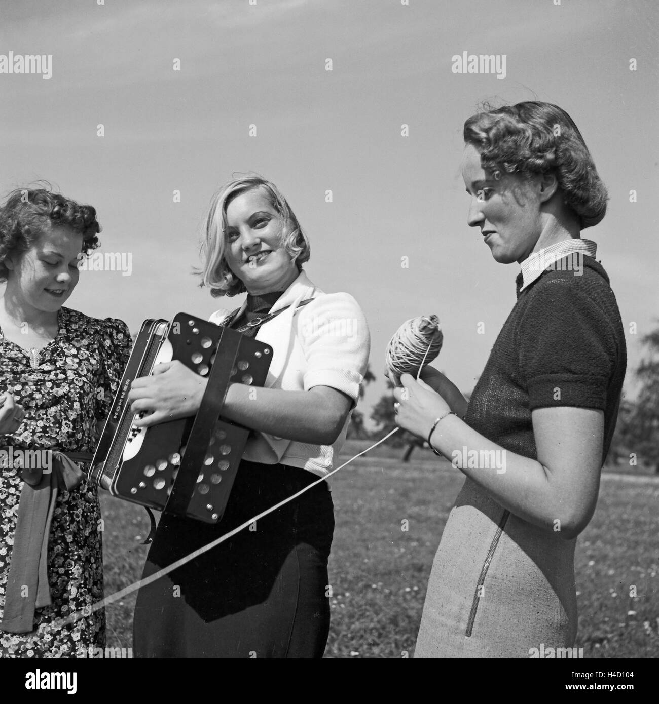 Frauen beim musizieren -Fotos und -Bildmaterial in hoher Auflösung – Alamy