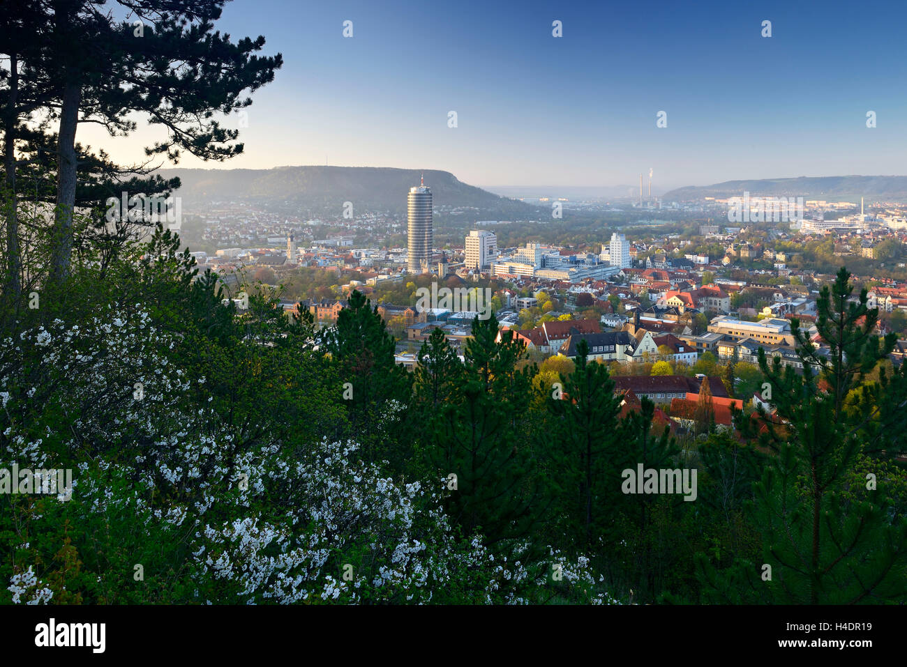Deutschland, Thüringen, Jena, Blick auf die Stadt Jena in das Saaletal ...