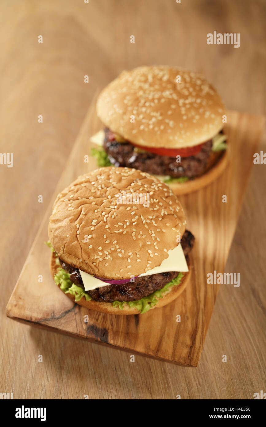 Zwei fleischburger -Fotos und -Bildmaterial in hoher Auflösung – Alamy