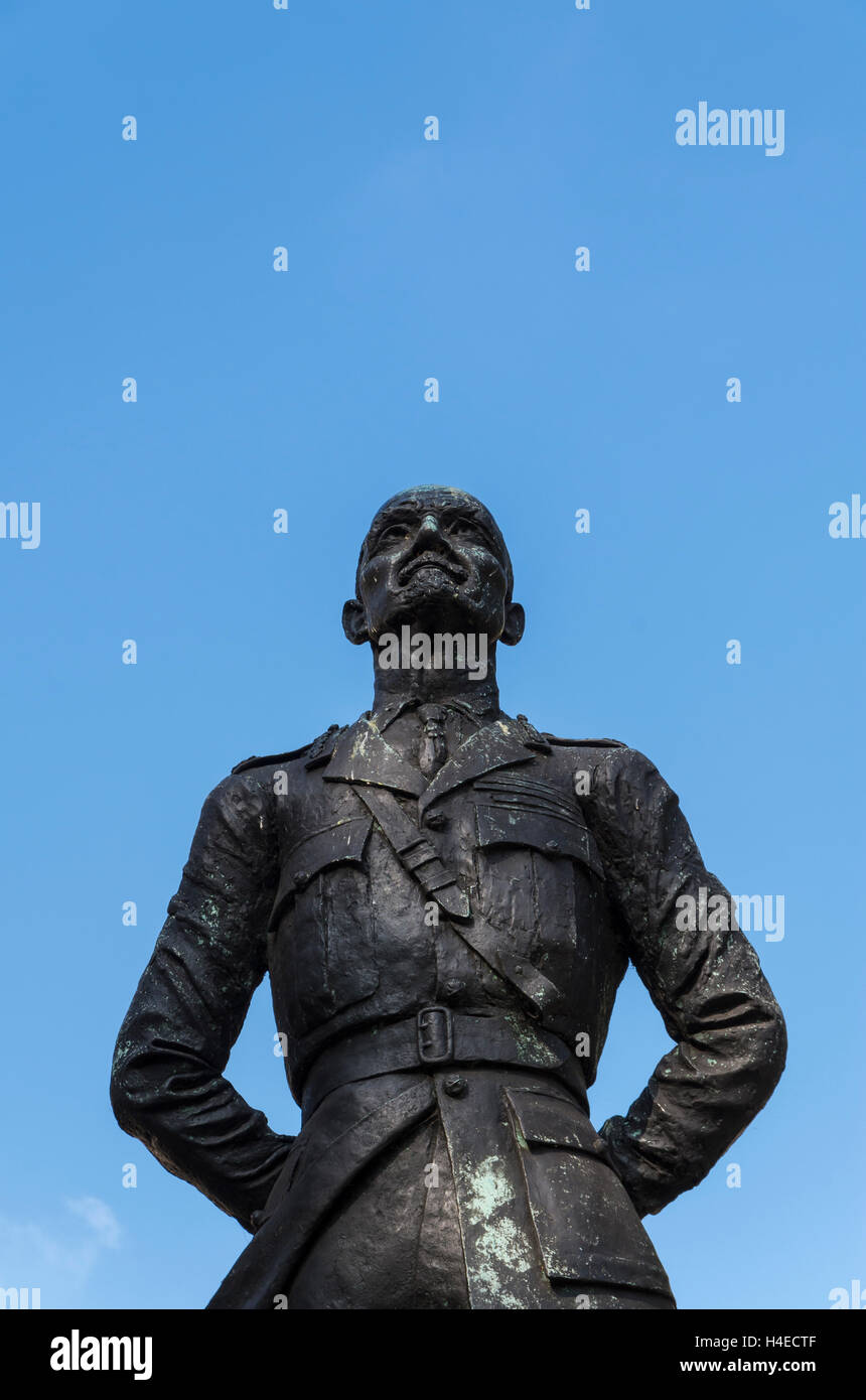 Bronze-Statue von Jan Christiaan Smuts vom Bildhauer Jacob Epstein in ...