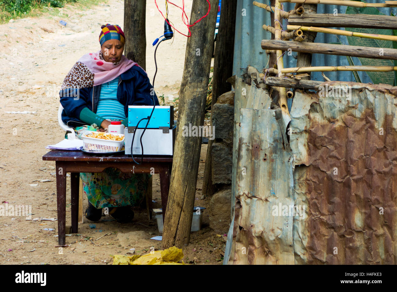 eine Frau kocht Pommes Frites am Straßenrand in Addis Ababa, Äthiopien ...
