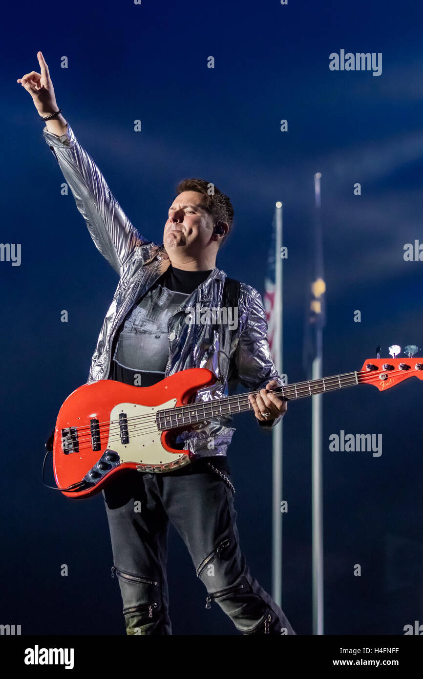 Jay DeMarcus, von Rascal Flatts, bei der Abschlussfeier für die ...