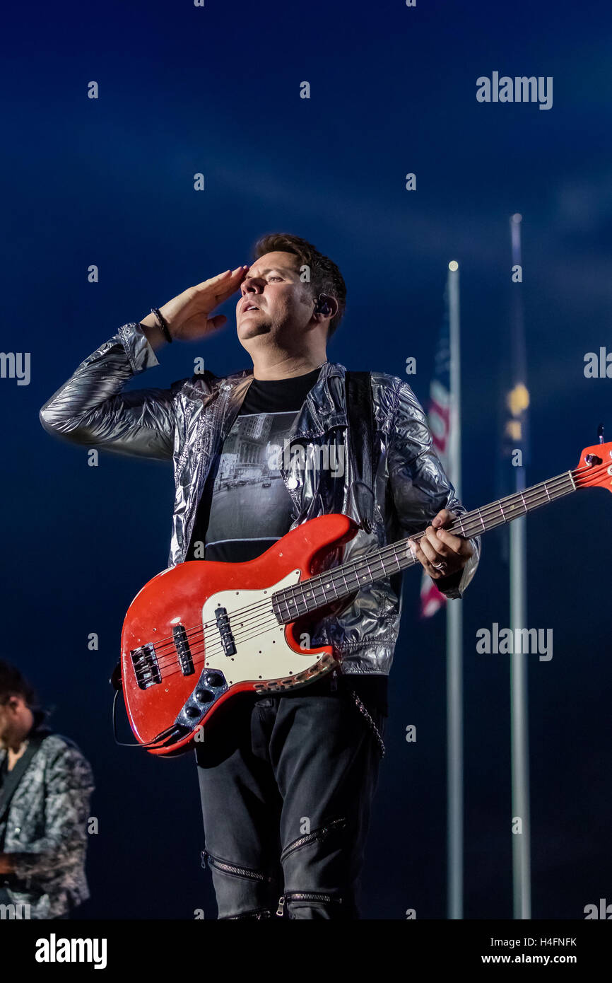 Jay DeMarcus von Rascal Flatts, begrüßt das Publikum bei der ...