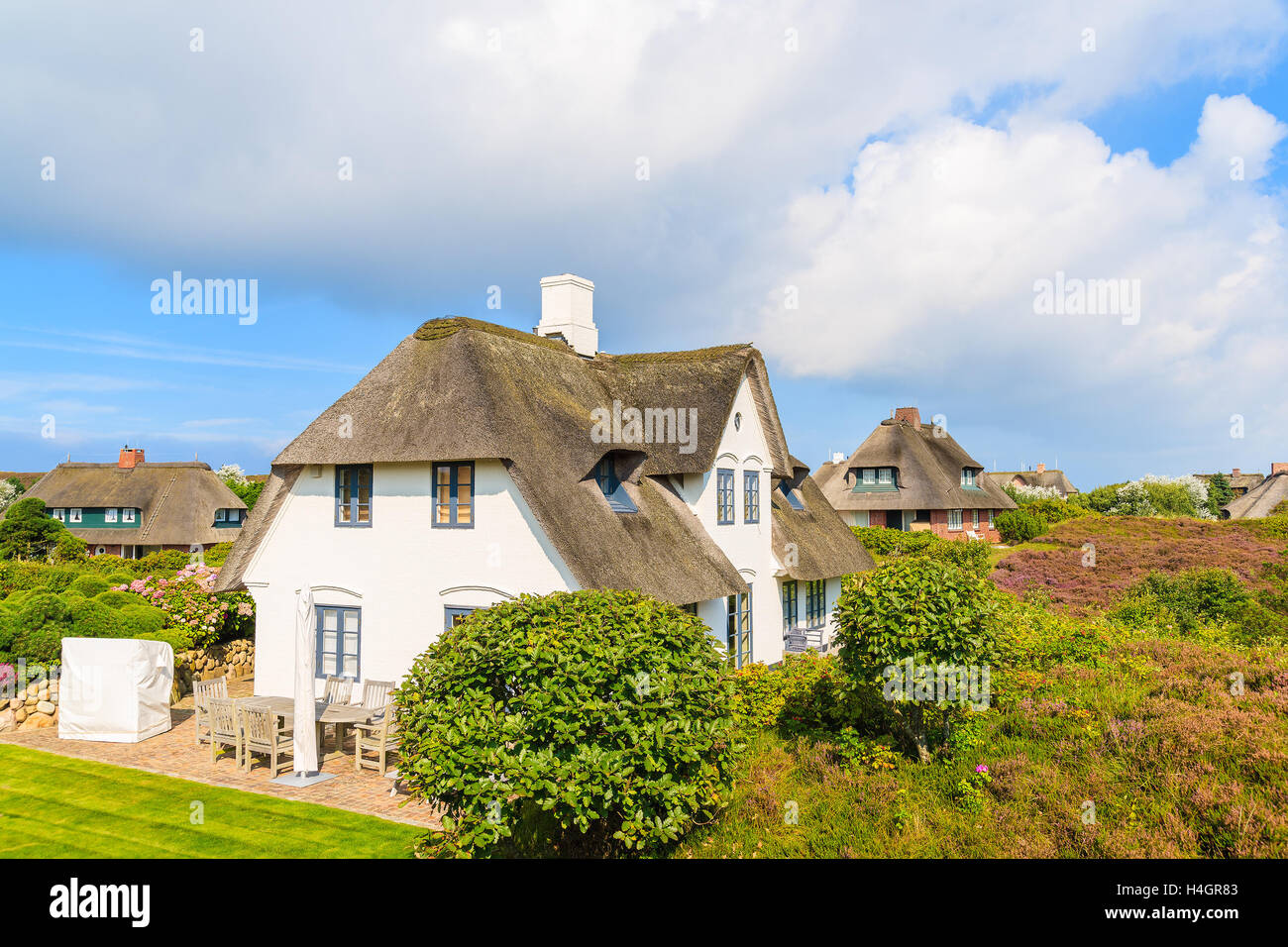 Typisch friesische Häuser mit Strohdach auf Sylt Insel in Westerheide ...