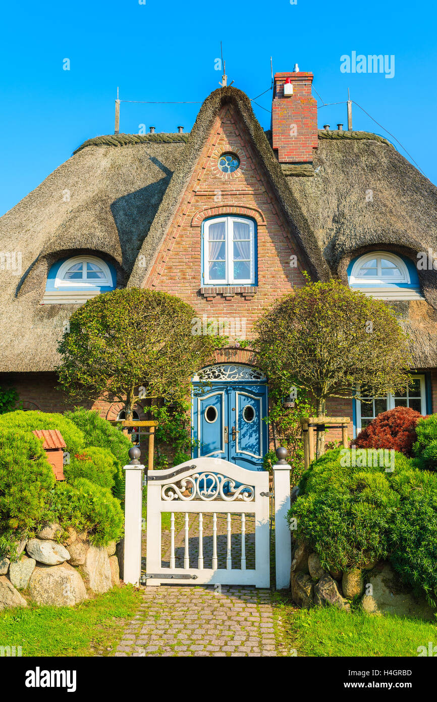 Typisches friesische Haus mit Stroh Dach in Kampen Dorf auf der Insel ...