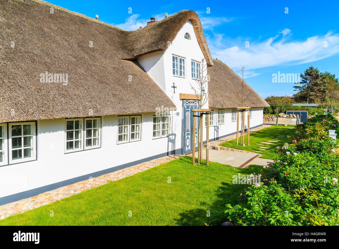 Traditionelle weiße Haus mit Reetdach in Wenningstedt Dorf auf der ...