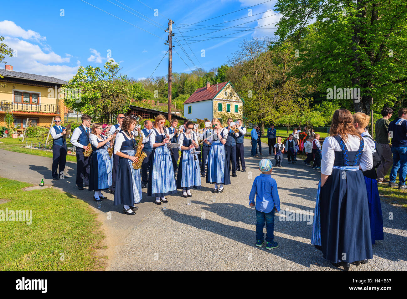 Stadtparade menschen -Fotos und -Bildmaterial in hoher Auflösung – Alamy
