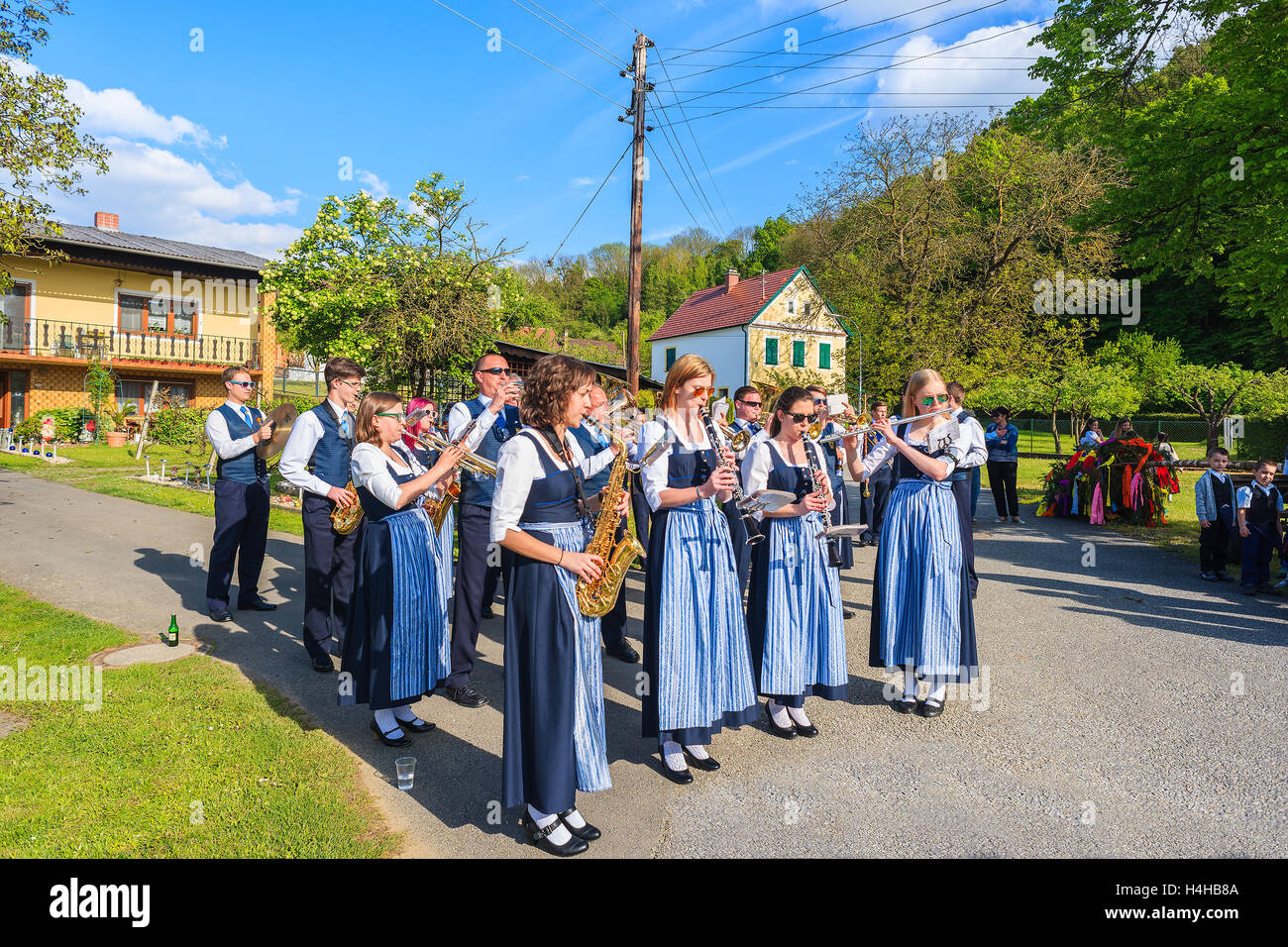 Stadtparade menschen -Fotos und -Bildmaterial in hoher Auflösung – Alamy