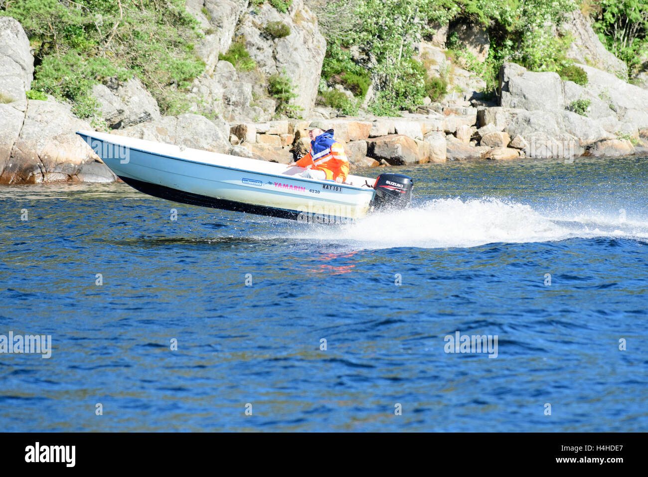 Kleines Boot auf den Wellen mit Spritzwasser, Mandal, Norwegen ...