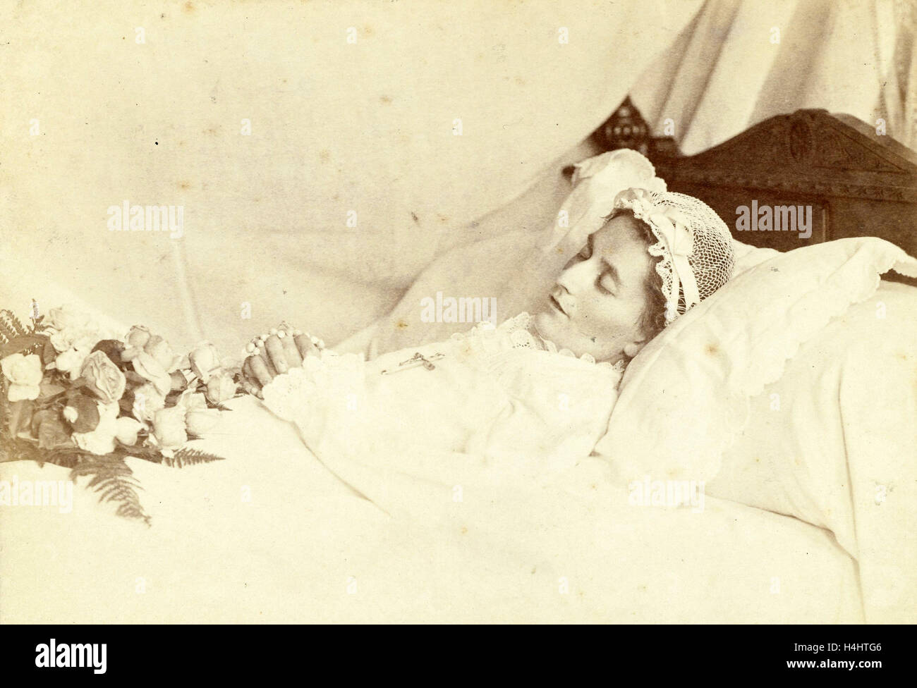 Post-Mortem-Porträt einer verstorbenen Frau; Sie trägt einen Hut und ...