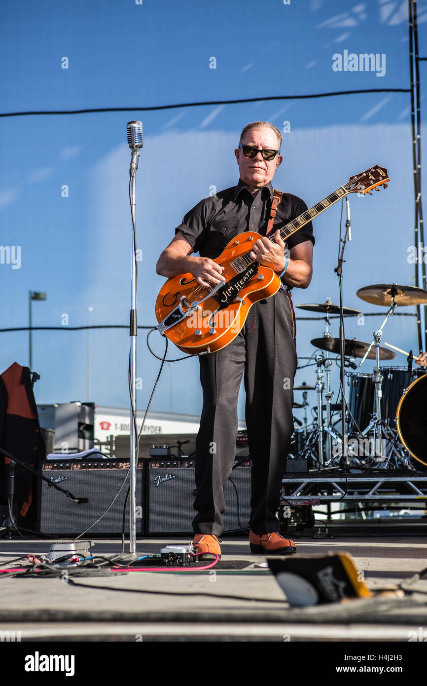 Jim Heath von The Reverend Horton Heat führt auf RIOT Fest am Sonntag ...