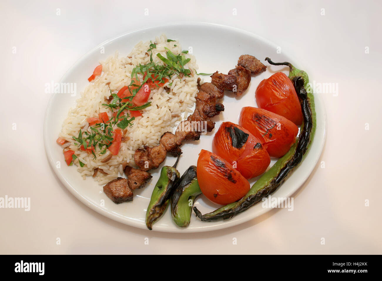 Lamm-Kebab mit Reis und Salat serviert Stockfotografie - Alamy