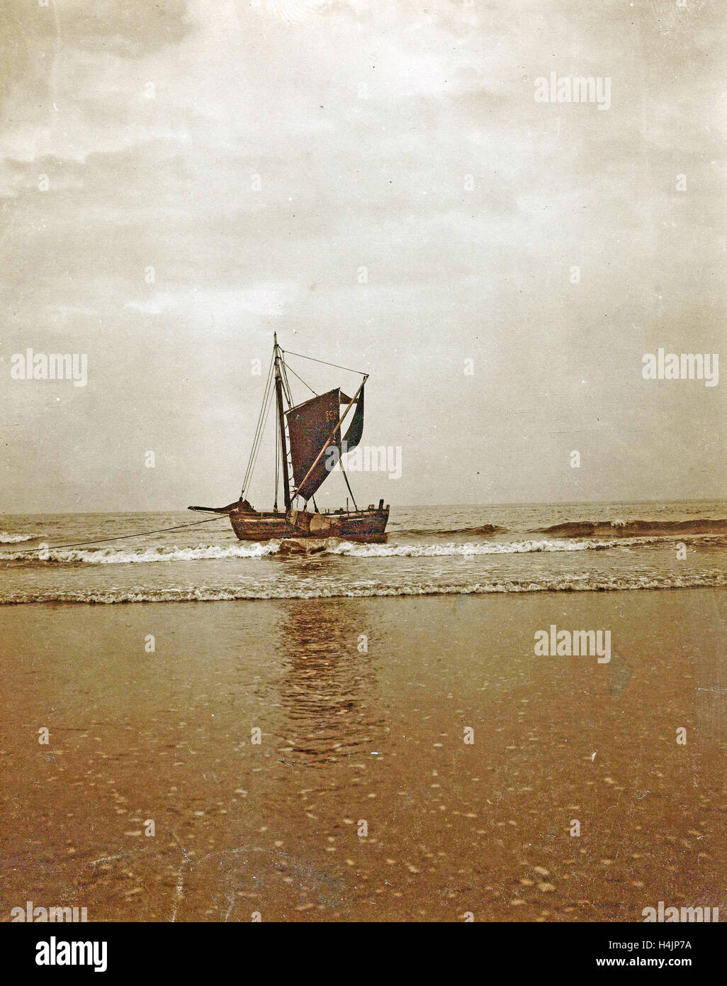 Segelboot im seichten Wasser an der Küste, Nordsee, Holland oder ...