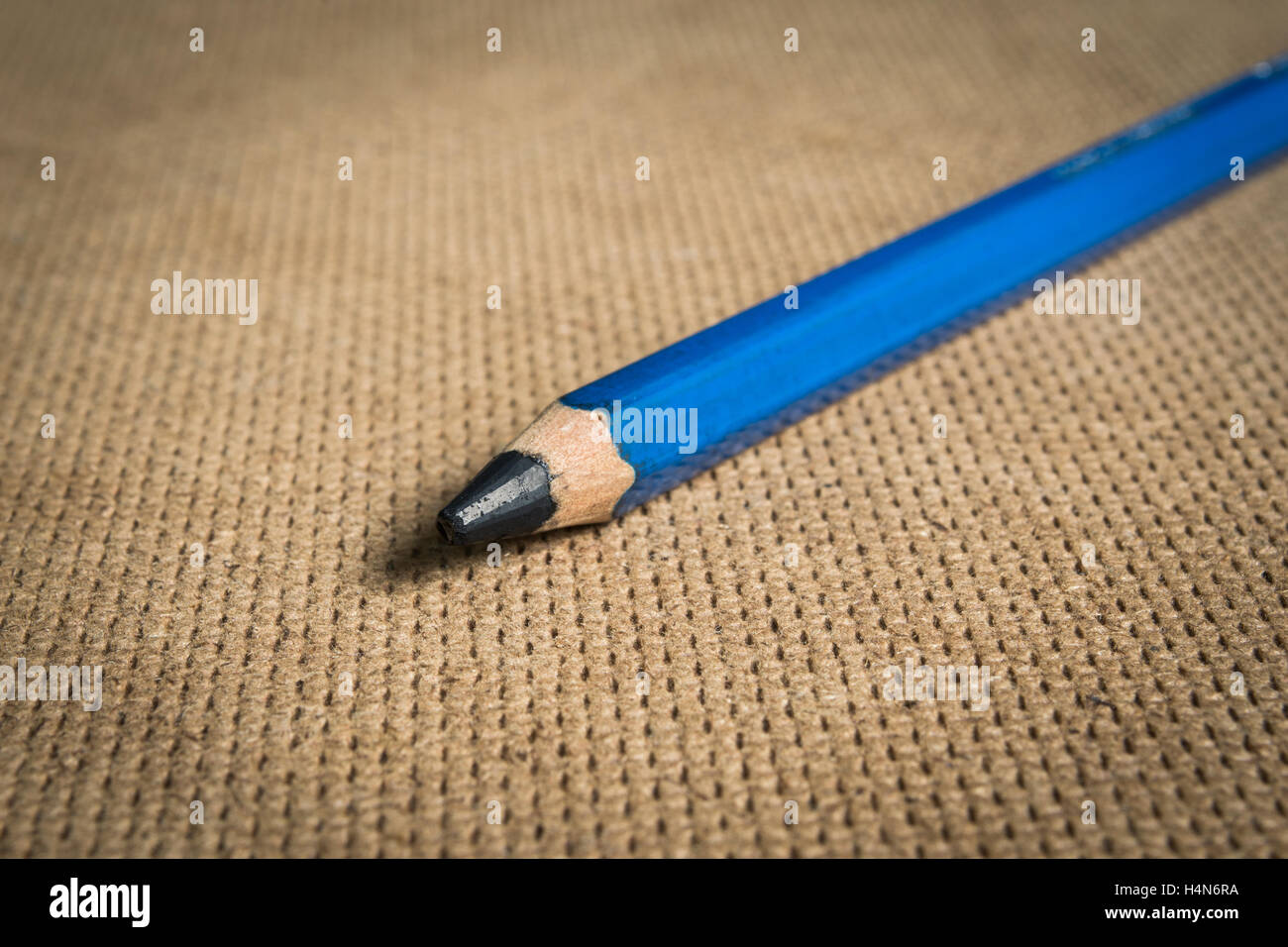 Schüler schreiben mit bleistift -Fotos und -Bildmaterial in hoher ...