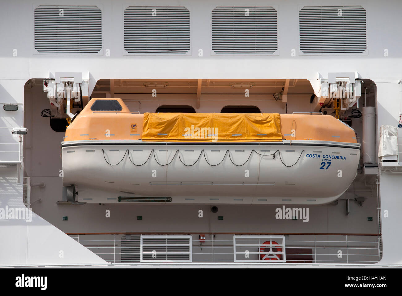 Rettungsboot auf das Kreuzfahrtschiff Costa Concordia im Hafen von ...