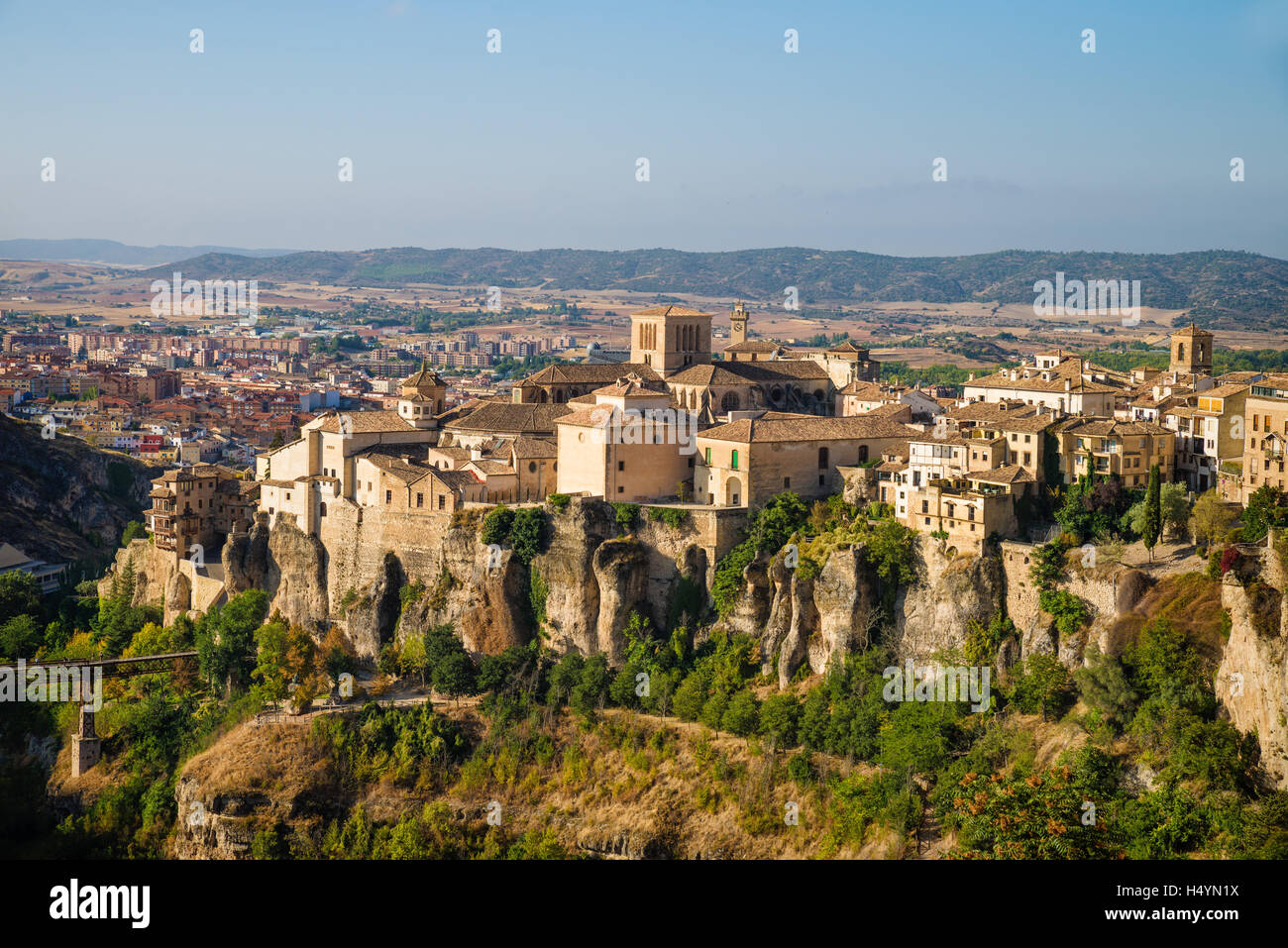 Altstadt von Cuenca sitting on Top of spektakuläre Klippen, Castilla La ...