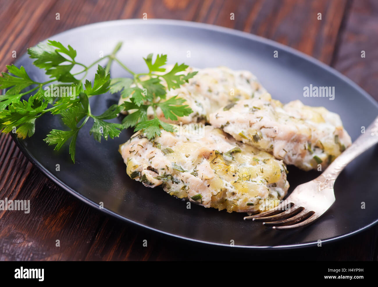 Schnitzel vom Huhn auf der schwarzen Platte Stockfotografie - Alamy