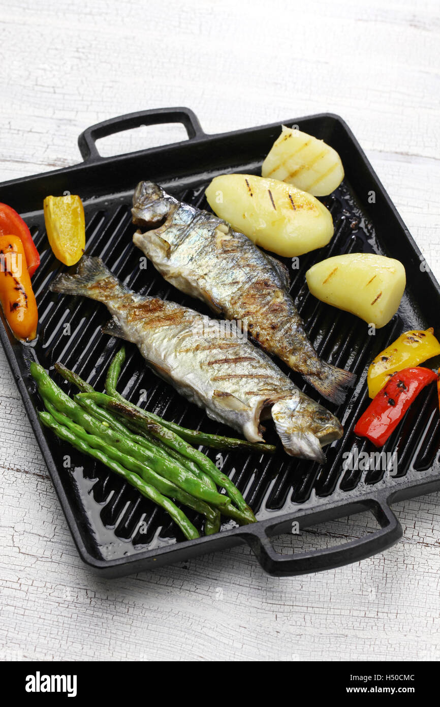 Ganzer gegrillter fisch -Fotos und -Bildmaterial in hoher Auflösung – Alamy