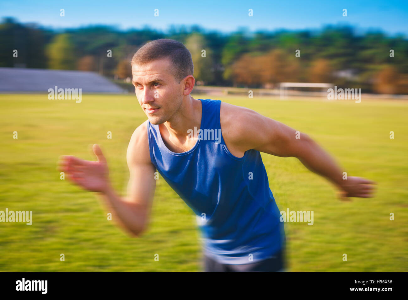 Junge hübsche Sportler im freien laufen. Fit sportlicher Mensch steht ...