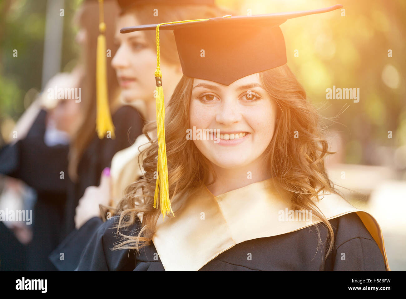 Hübschen weiblichen College-Absolvent bei der Abschlussfeier am Uni ...