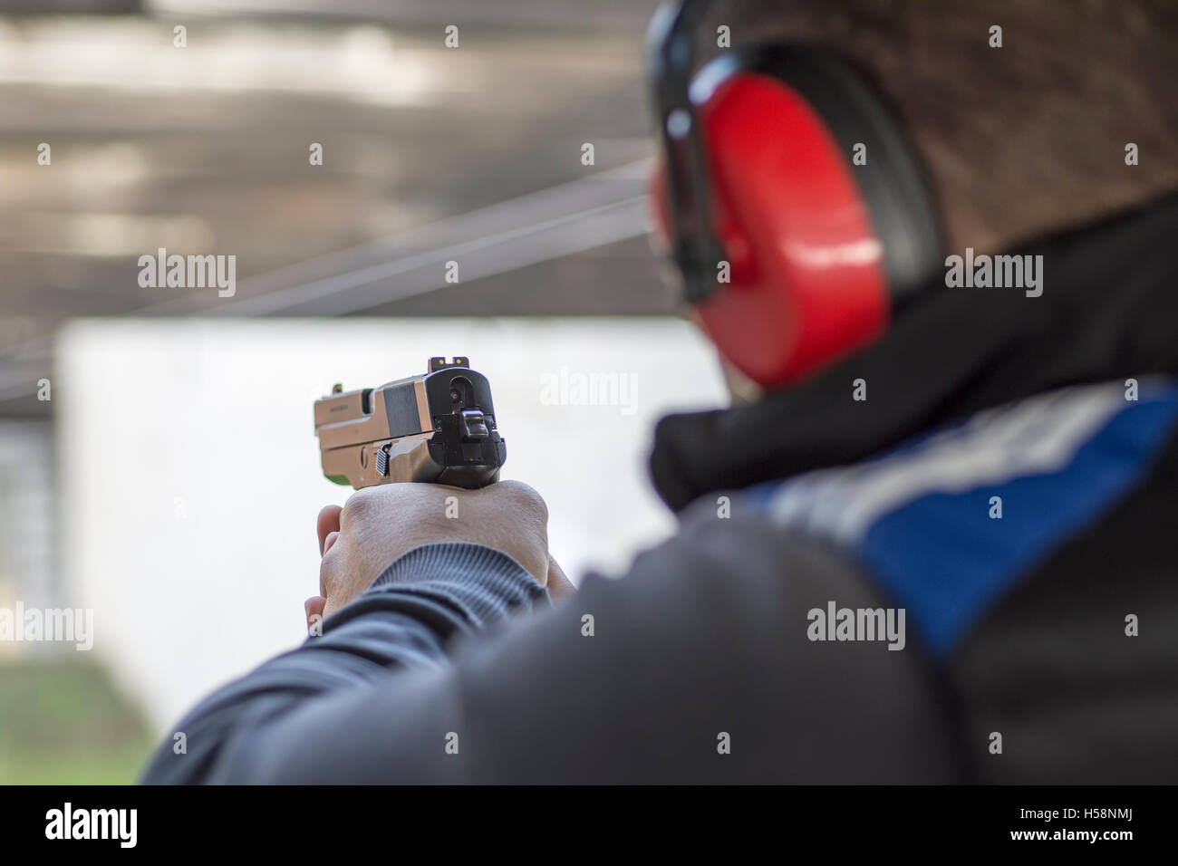 Mit Pistole schießen auf Ziel im Schießstand. Mann Feuer Pistole ...