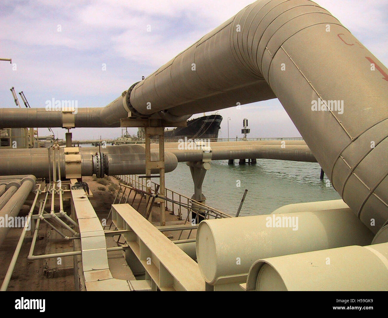 12. April 2003 Labyrinth von Rohren auf ein Öl-terminal an der Shatt al ...