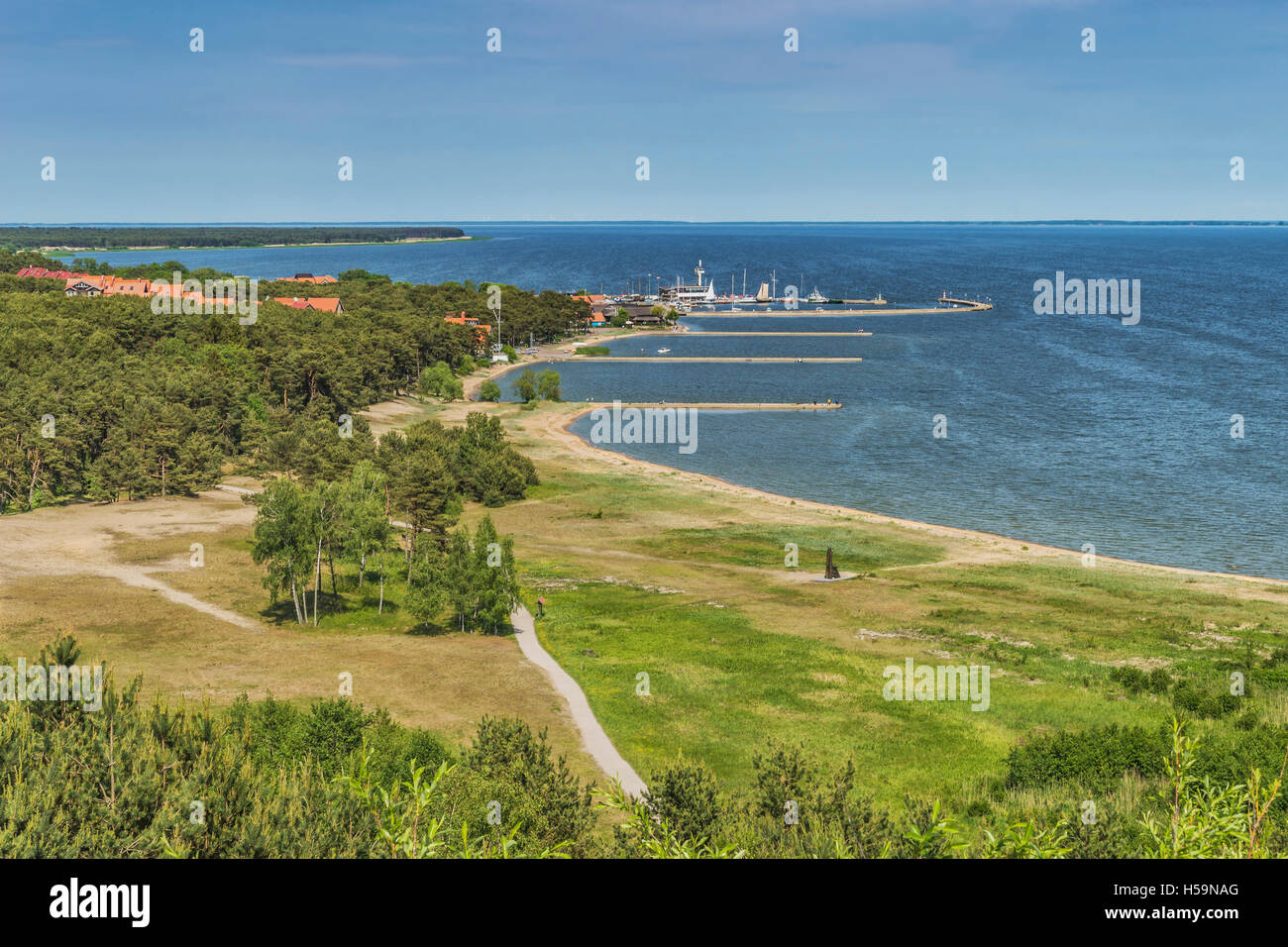 Blick von der hohen Düne auf den Hafen und das Dorf Nidden, Nida ...