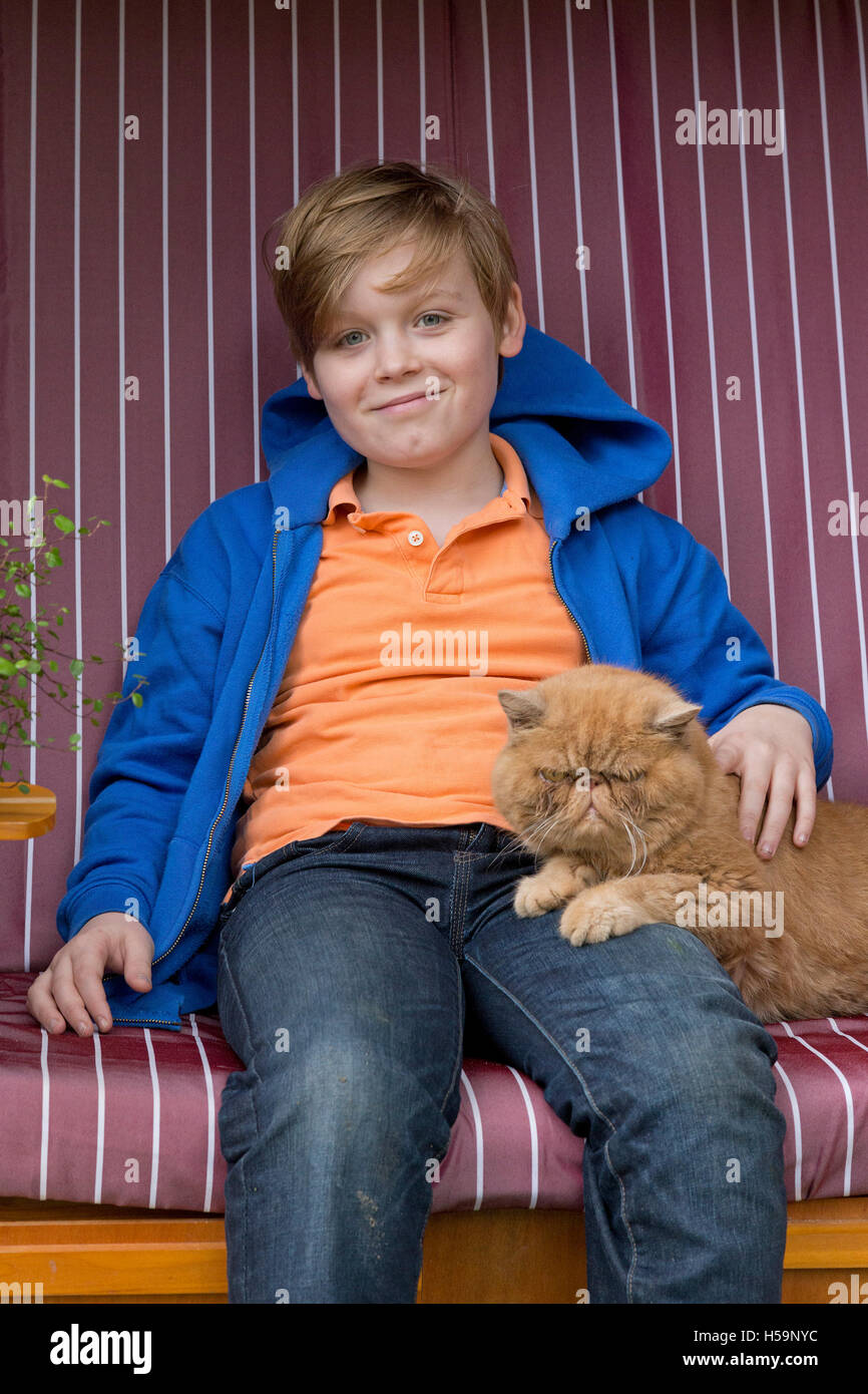 Junge mit katze -Fotos und -Bildmaterial in hoher Auflösung – Alamy