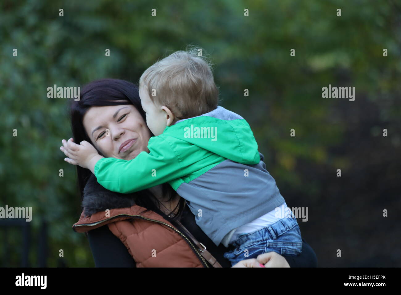 Mütter und sohn -Fotos und -Bildmaterial in hoher Auflösung – Alamy