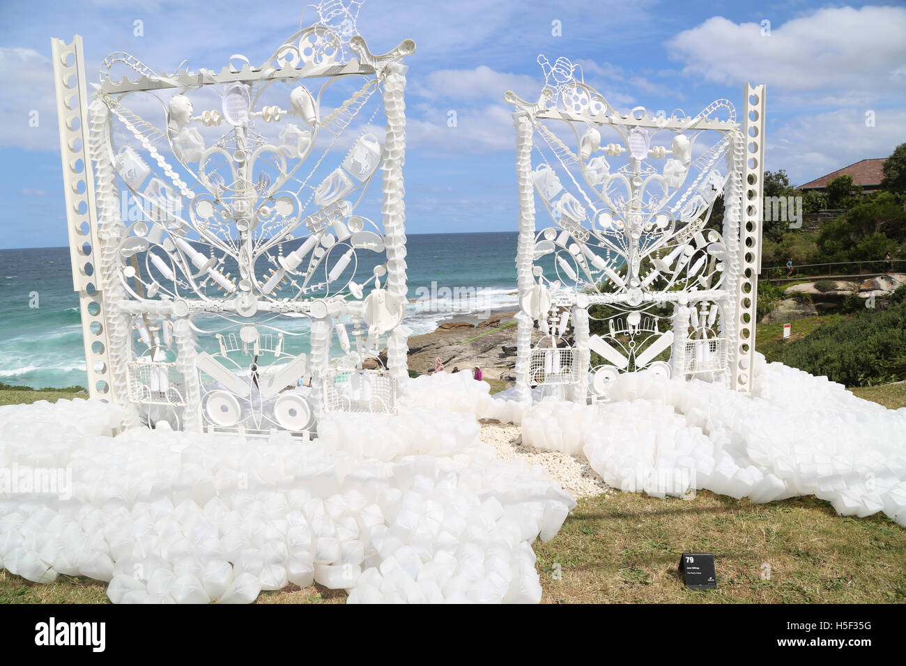 Die skulptur ist aus draht und das hat sie -Fotos und -Bildmaterial in ...