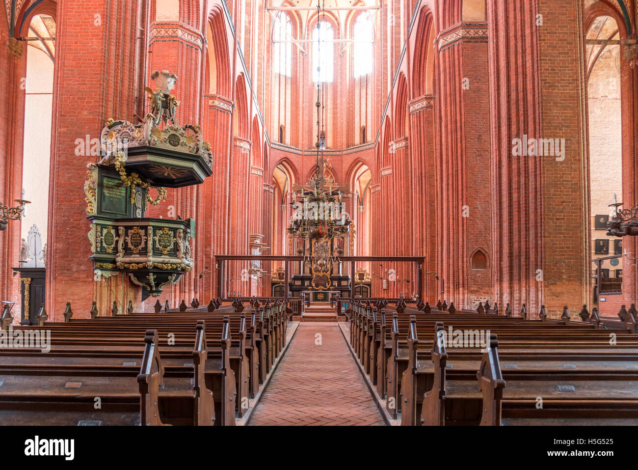 Innenraum der st nikolai kirche -Fotos und -Bildmaterial in hoher ...