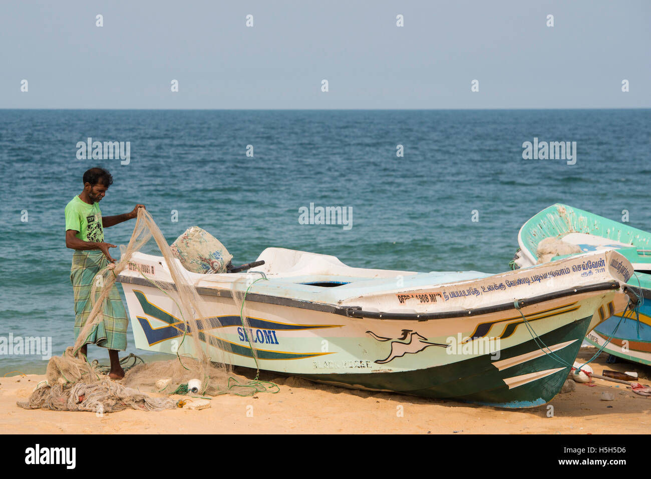 Fischer, die Befestigung der Netze, Manalkadu Strand, Halbinsel Jaffna ...