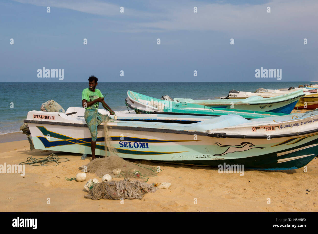 Fischer, die Befestigung der Netze, Manalkadu Strand, Halbinsel Jaffna ...