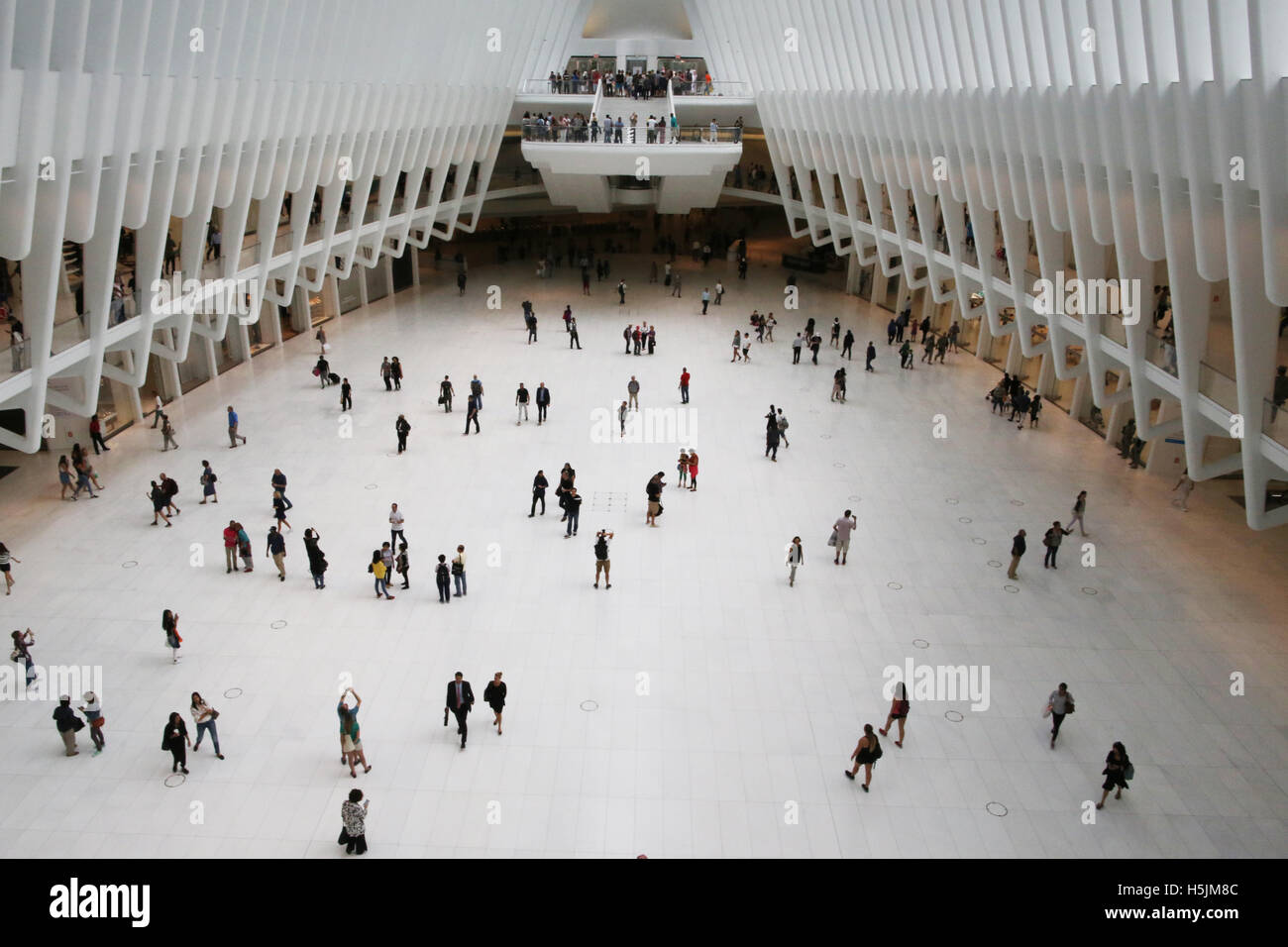 Oculus, dem Verkehrsknotenpunkt vom Architekten Santiago Calatrava, auf ...