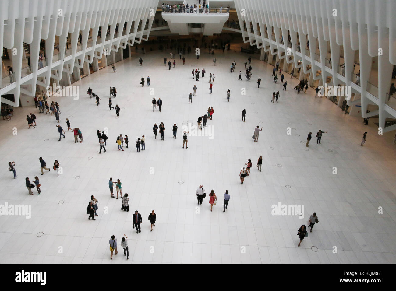 Oculus, dem Verkehrsknotenpunkt vom Architekten Santiago Calatrava, auf ...