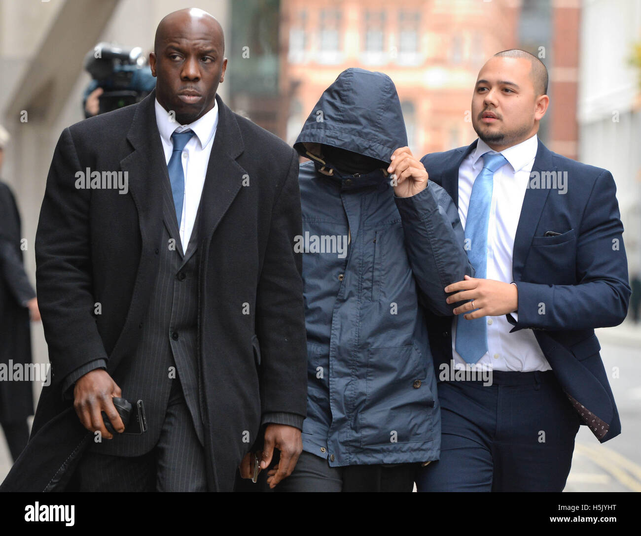 Gefälschte Sheikh Mazher Mahmood (Mitte) kommt im Old Bailey, London ...